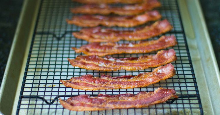 Make The Perfect Crispy FLAT Bacon Using a Cooling Rack - Forkly